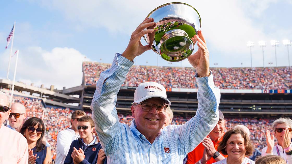 Bob Dumas wins Auburn's Walter Gilbert Award - Auburn Tigers - Official ...