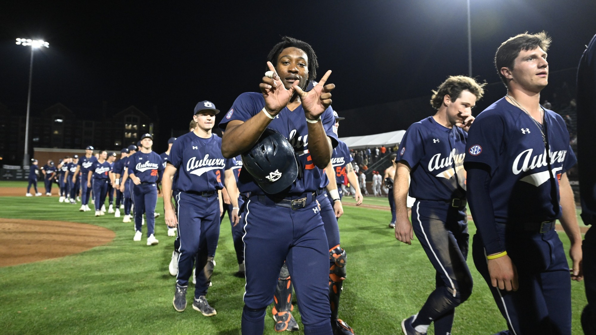 Wright's walk-off walk: Auburn wins series opener vs. Georgia in extras ...