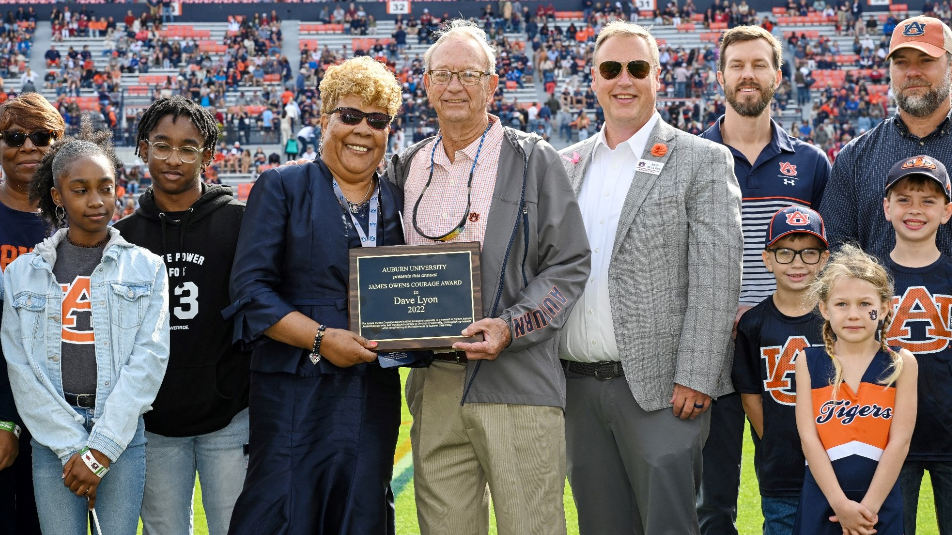 Dave Lyon receives James Owens Courage Award - Auburn Tigers - Official ...