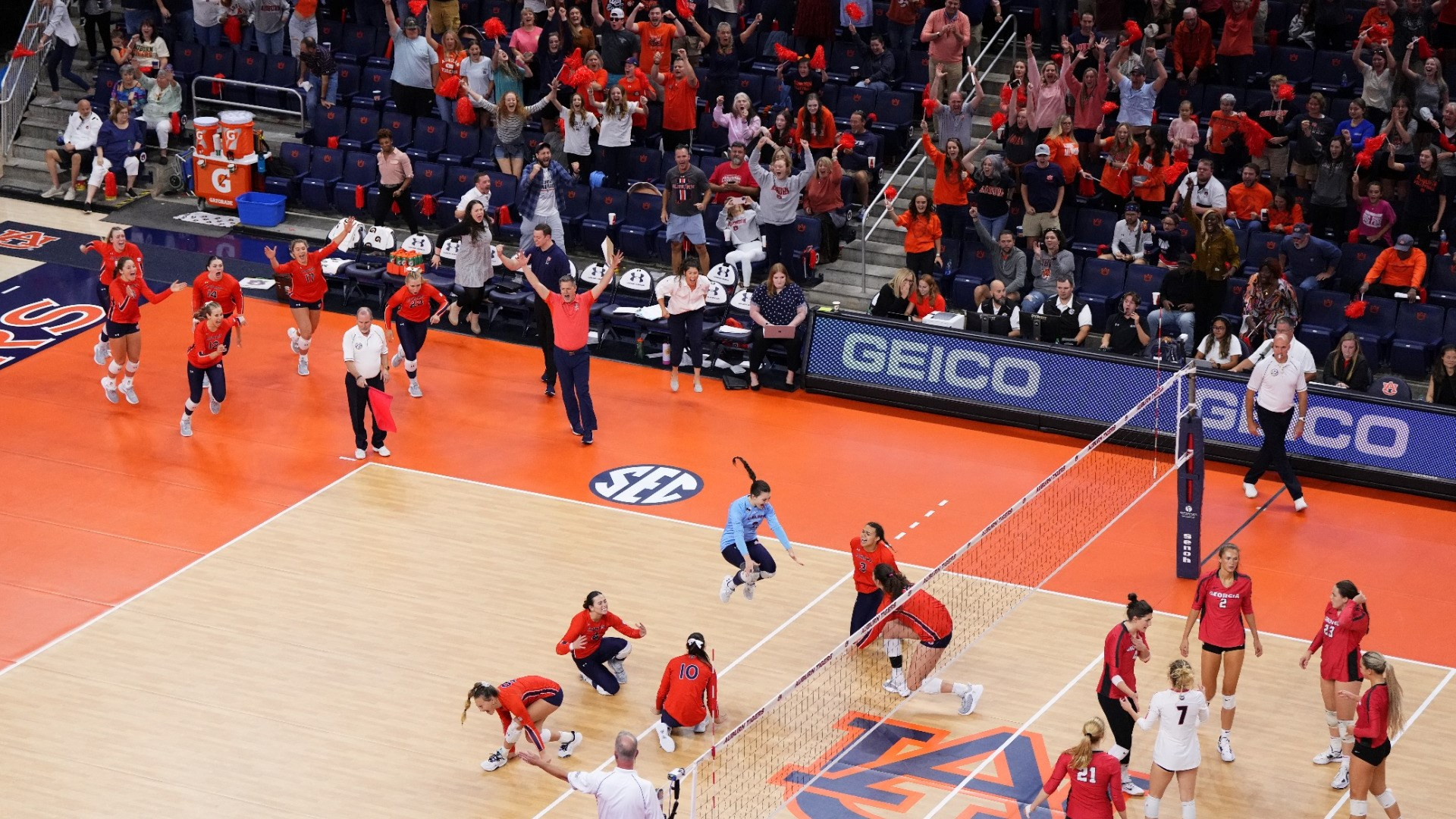 Auburn Volleyball caps off Bulldog sweep with improbable five-set win - Auburn Tigers - Official ...