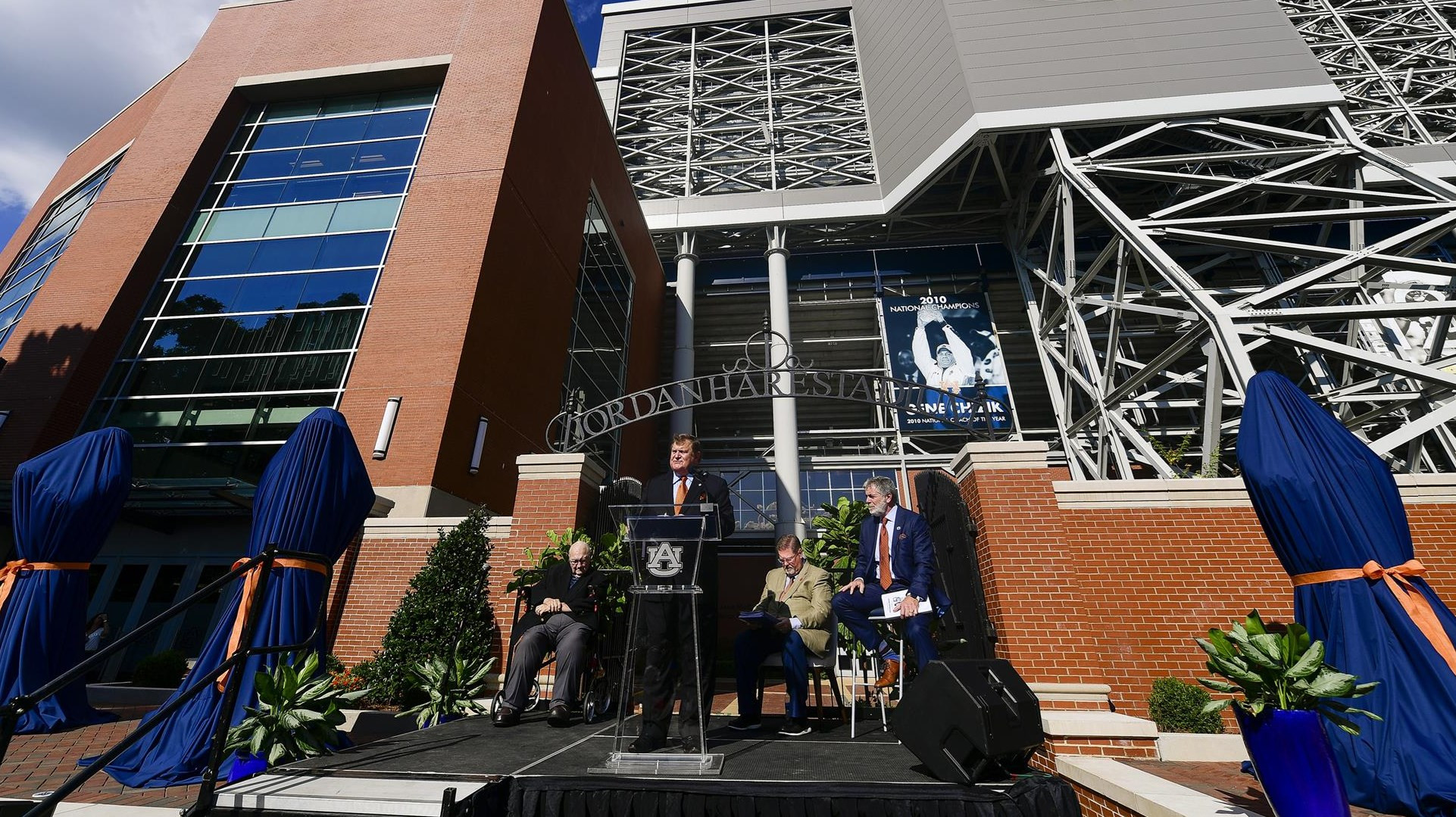 Auburn unveils namesake statues at Jordan-Hare Stadium, Pat Dye Field ...